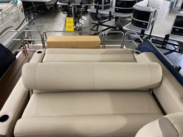 Bentley Pontoons Elite 223 Swing Back 2024 - Marine Source