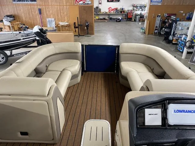 Bentley Pontoons Elite 223 Swing Back 2024 - Marine Source