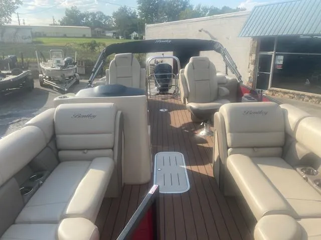 Bentley Pontoons Elite 223 Swing Back 2024 - Marine Source