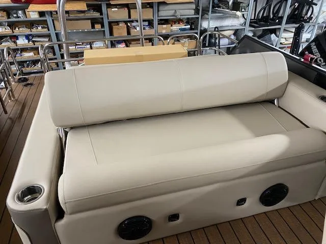 Bentley Pontoons Elite 223 Swing Back 2024 for Sale | MarineSource