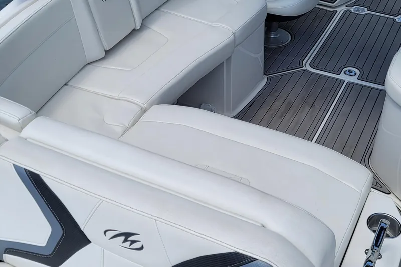 Monterey M5 2014 for Sale | MarineSource