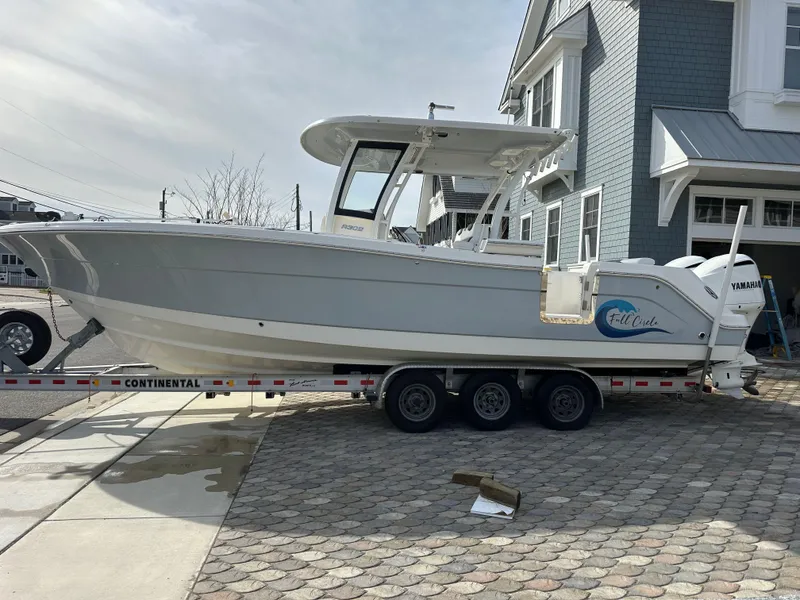 Robalo R302 Center Console 2019 for Sale | MarineSource